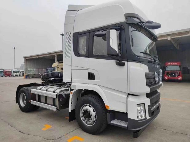 Red 6x4 Tractor Truck 420HP EuroII SHACMAN X3000 Truck Tractor Head