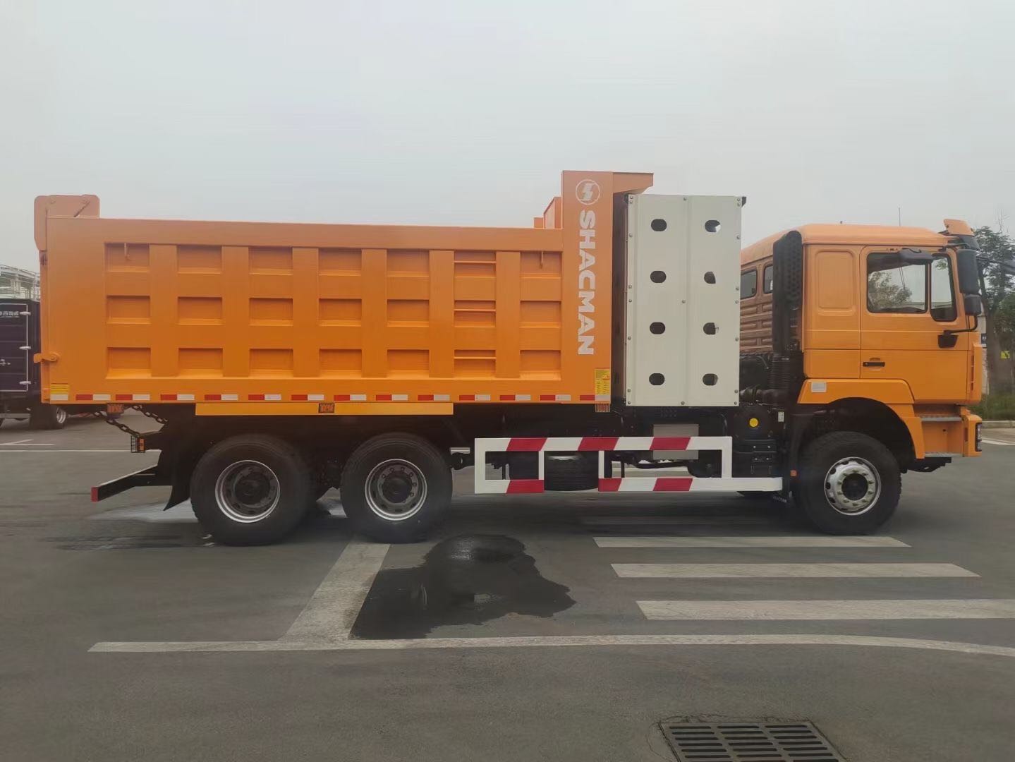 CNG Heavy Dump Truck SHACMAN F3000 8x4 Tipper Truck 380hp EuroV Yellow