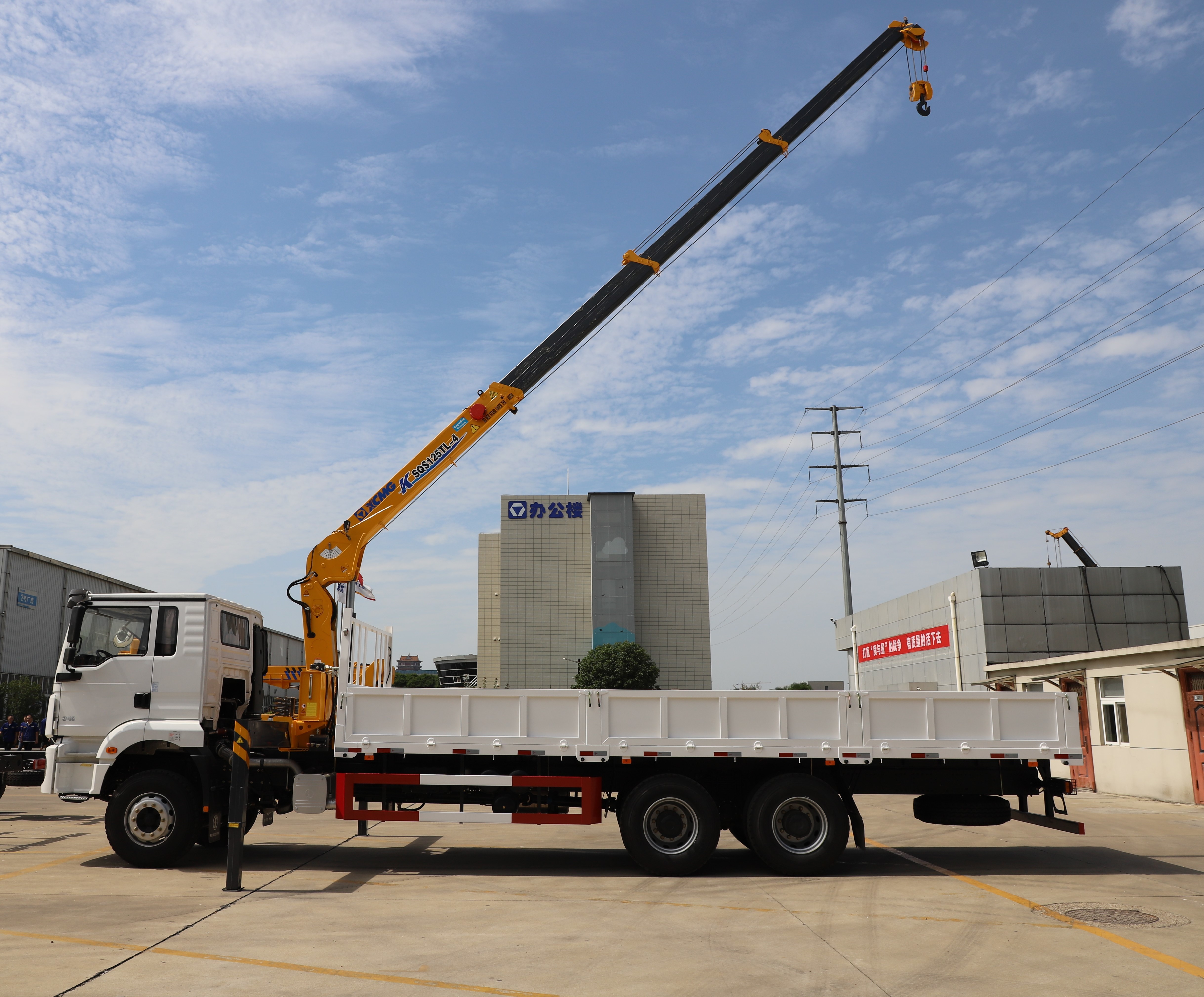Euro II Crane Cargo Truck SHACMAN H3000 Construction Crane Truck 8x4 340hp