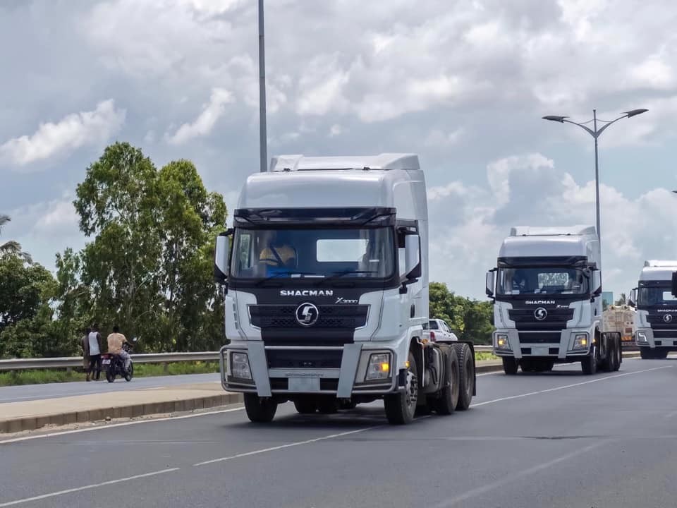 SHACMAN X3000 6x4 Tractor Truck EuroV 480HP White Truck Tractor Head