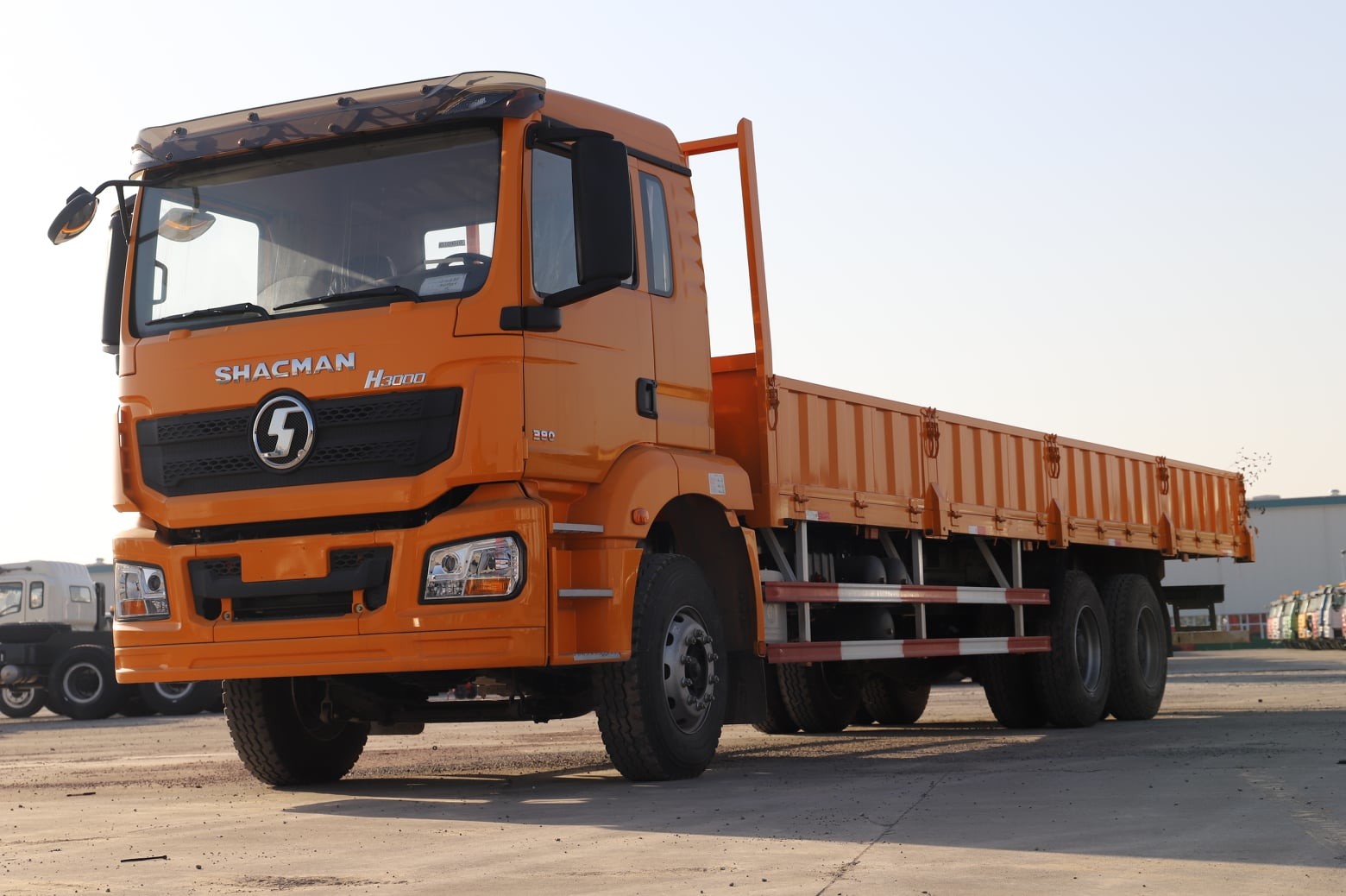 SHACMAN Shacman F3000 Crane Cargo Truck 8x4 380hp Cargo Box TruckEuroII
